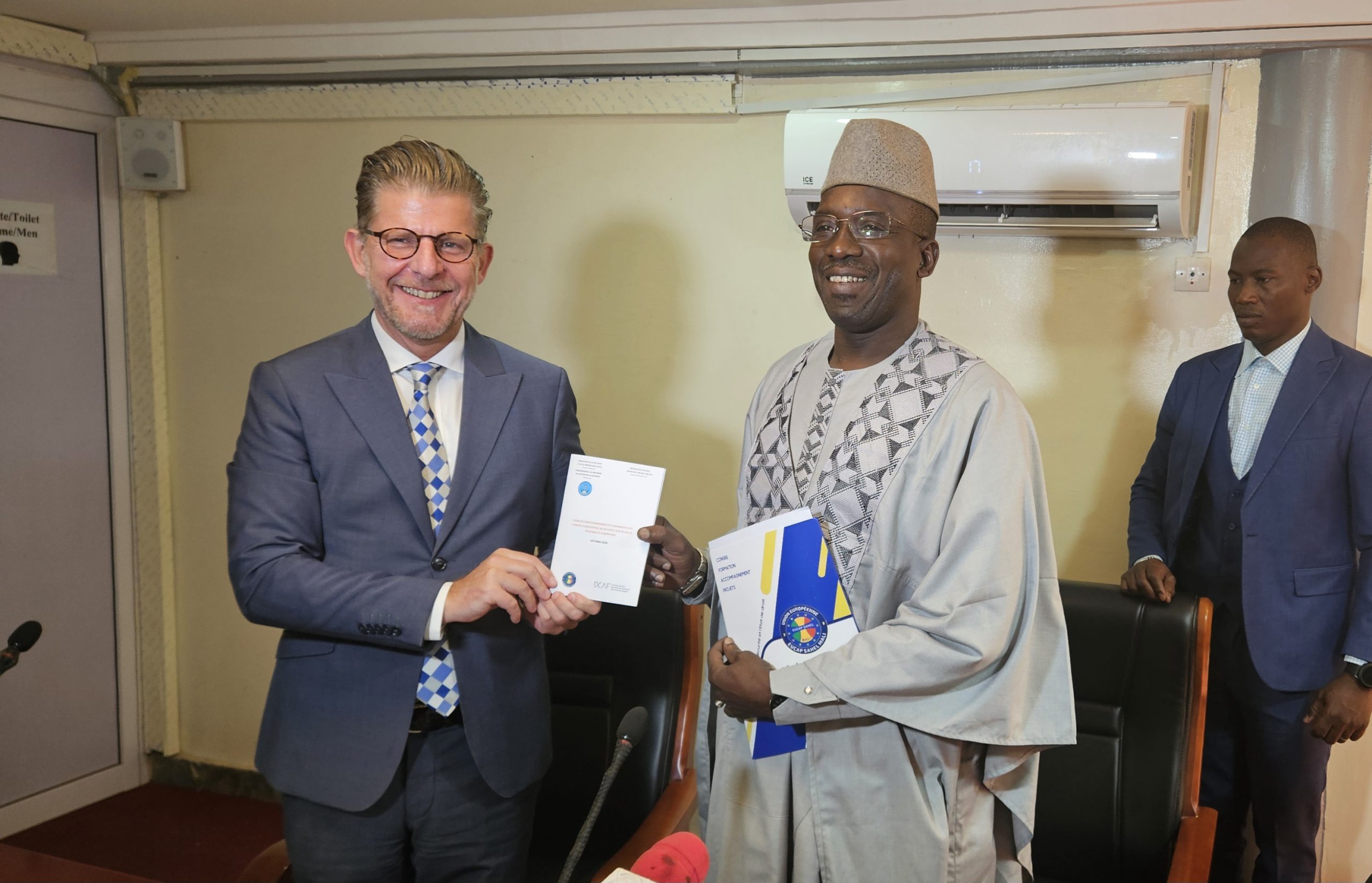 Remise officielle d’exemplaires imprimés du guide des CCS – CRSS